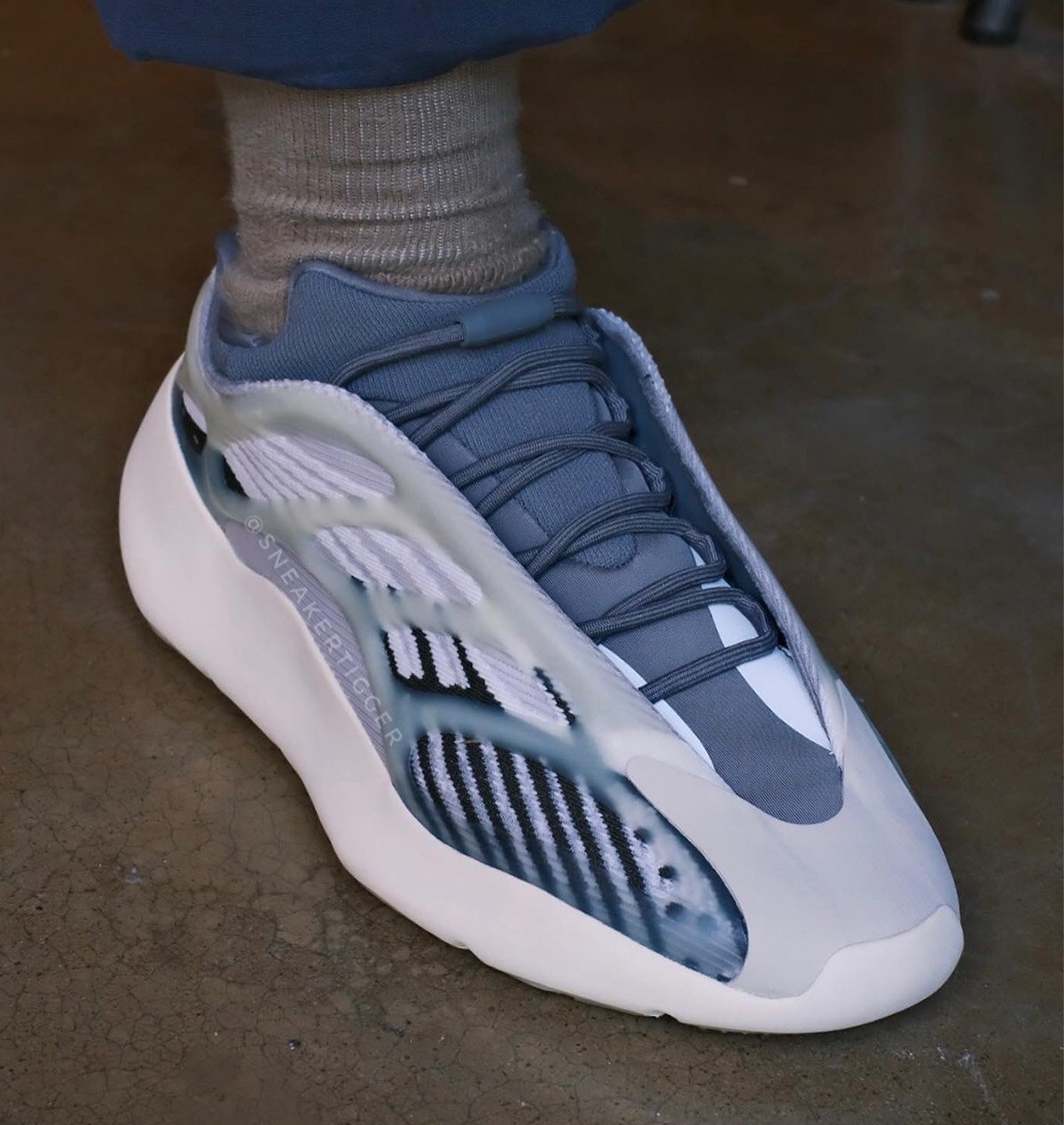 YEEZY 700 V3 Fade Salt NOWRE 