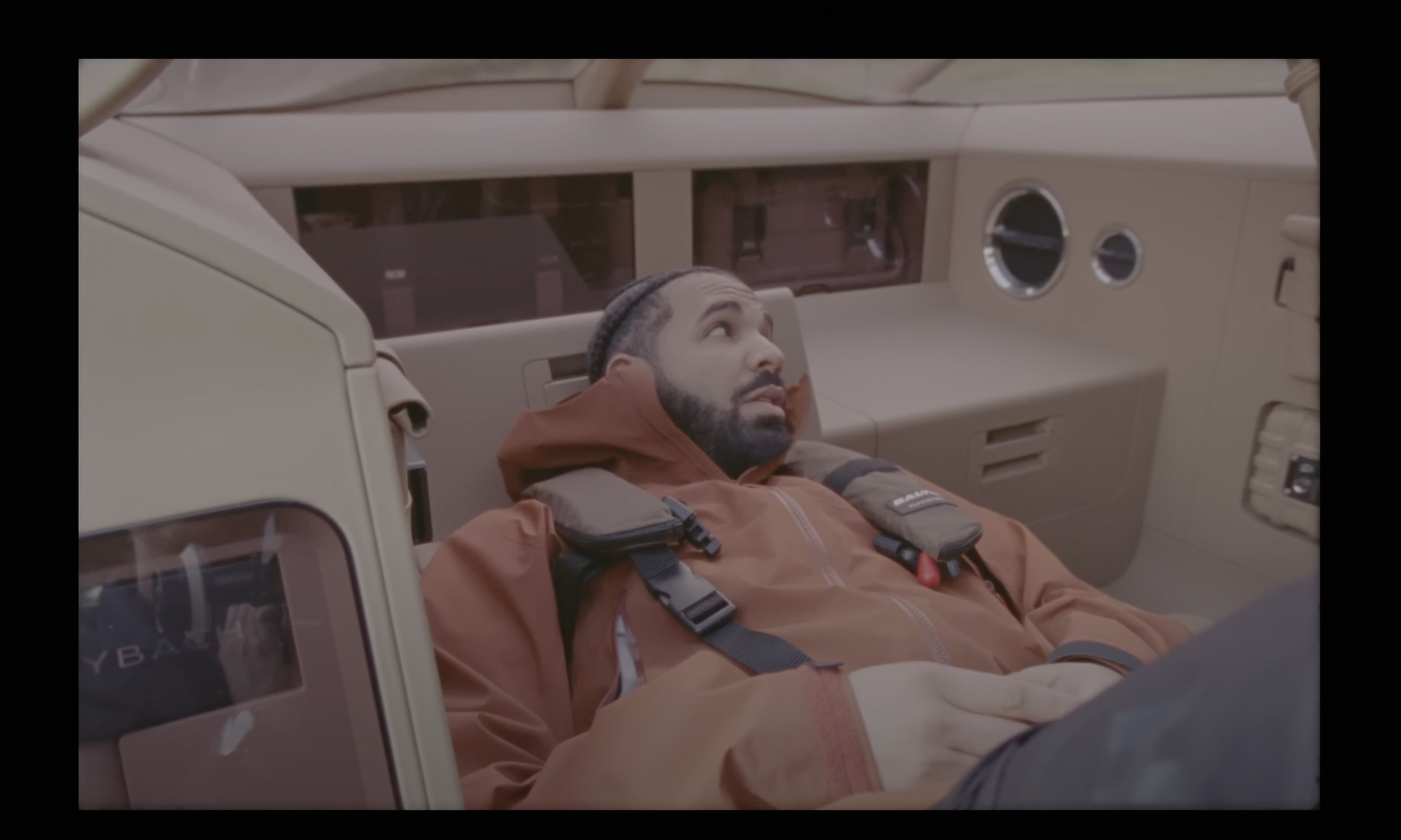 Drake 的新曲《Sticky》MV 惊喜出现由 Virgil 设计的迈巴赫越野概念车 – NOWRE现客