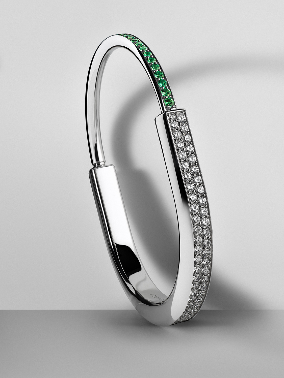 Tiffany & Co. 携手 Daniel Arsham 打造联名雕塑与手镯 – NOWRE现客