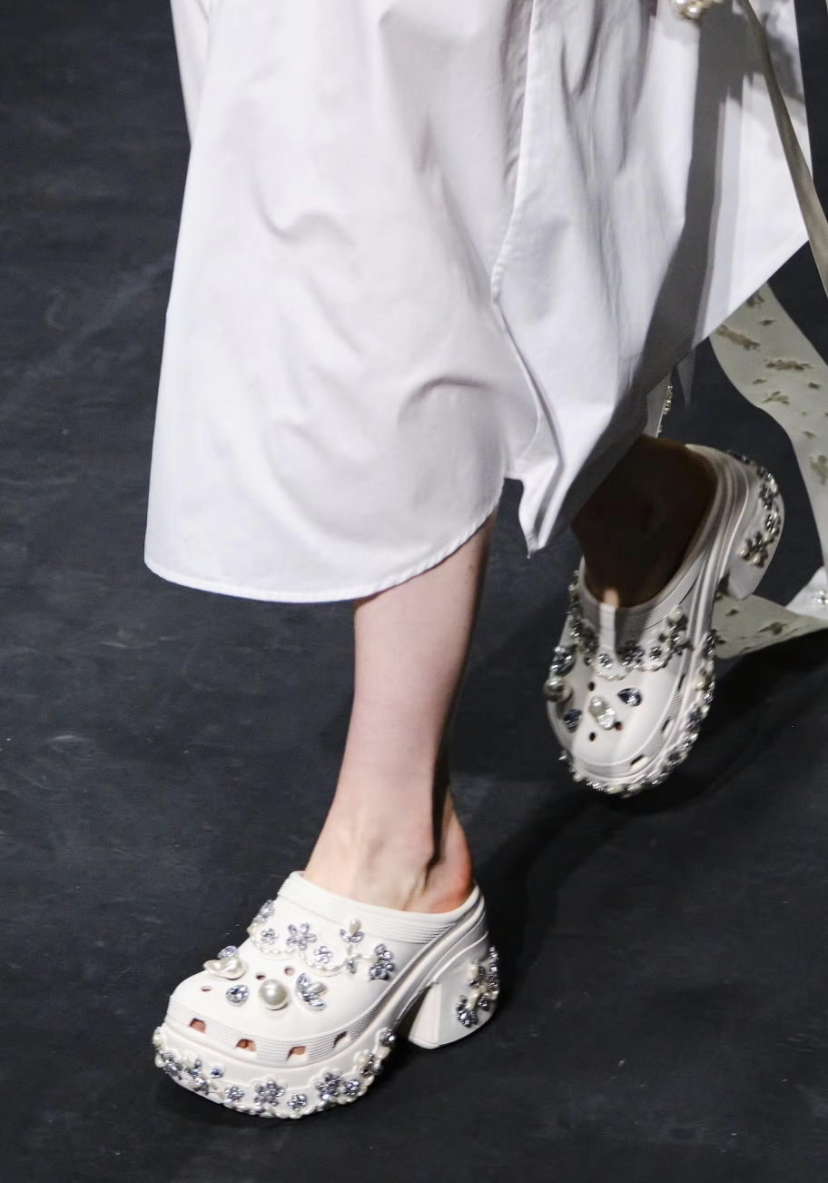 Simone Rocha x Crocs 合作鞋款于 24 春夏大秀亮相 – NOWRE现客